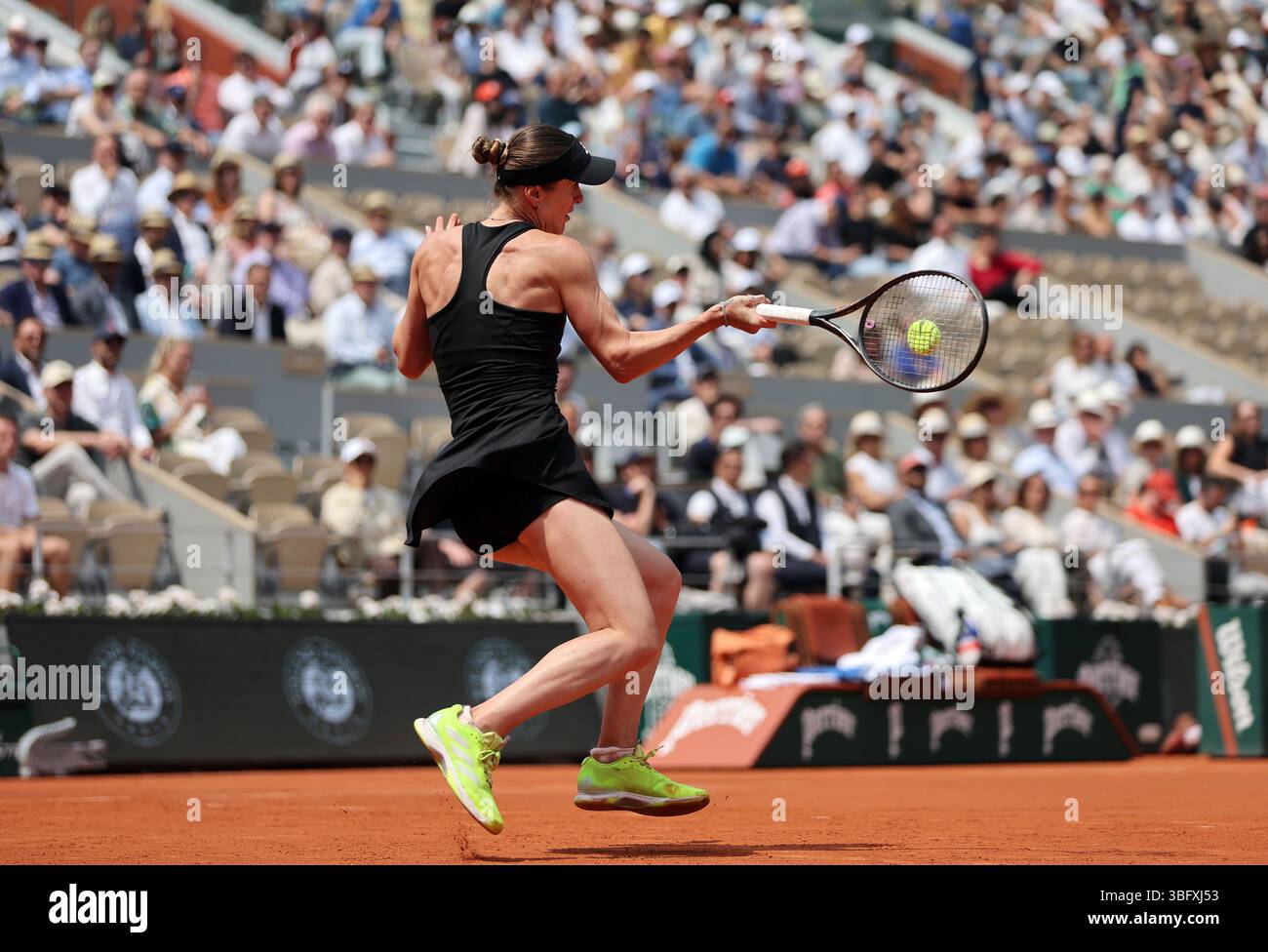 Ukrainian Elina Svitolina plays against.Polish Iga Swiatek during their ...