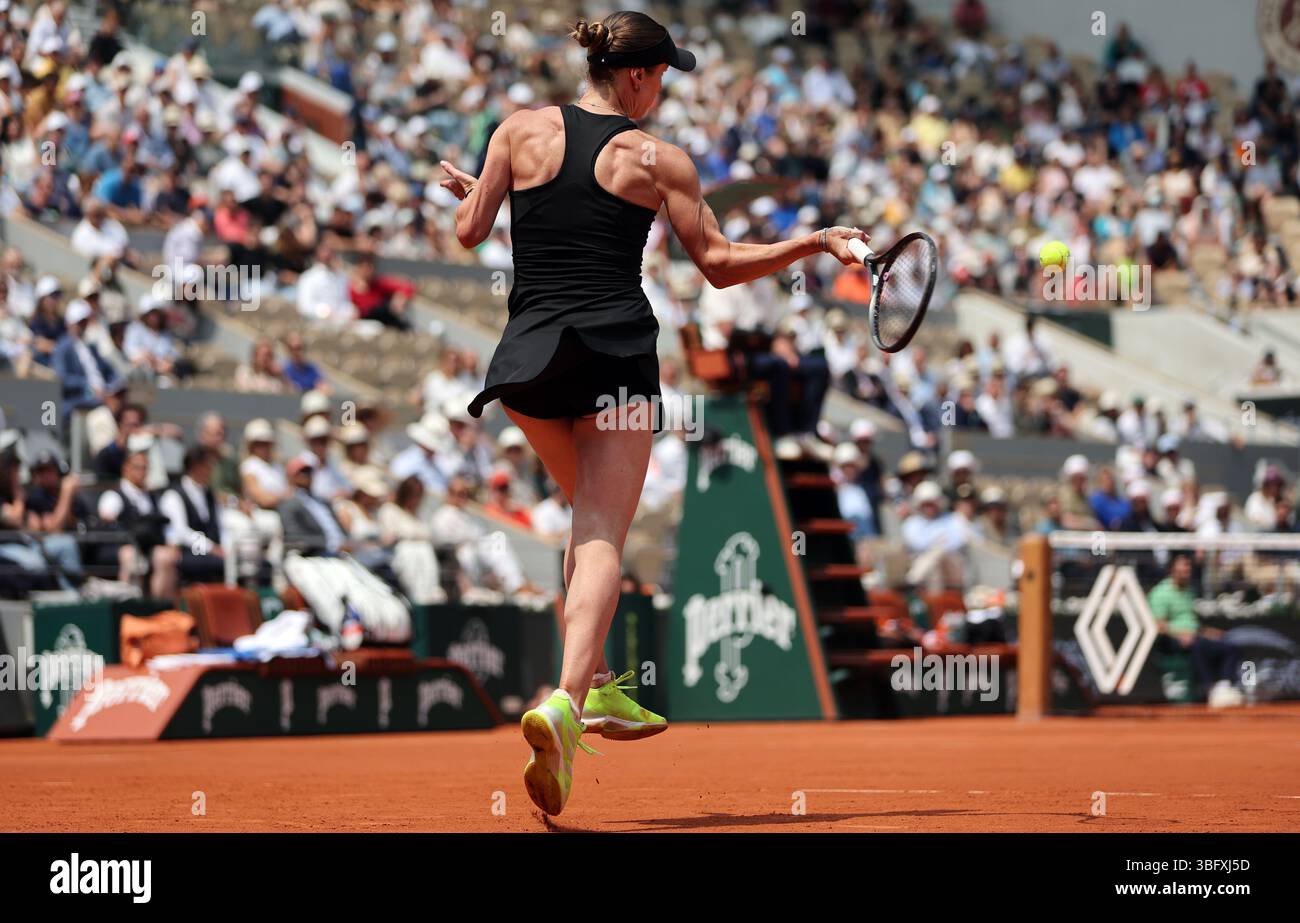 Ukrainian Elina Svitolina plays against.Polish Iga Swiatek during their ...