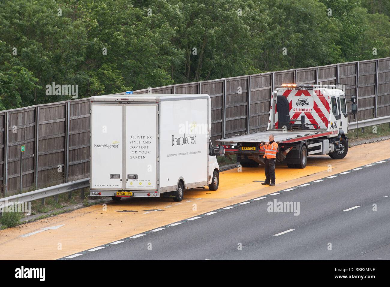 Dorney Reach, UK. 3rd June, 2025. The driver of a recovery vehicle ...