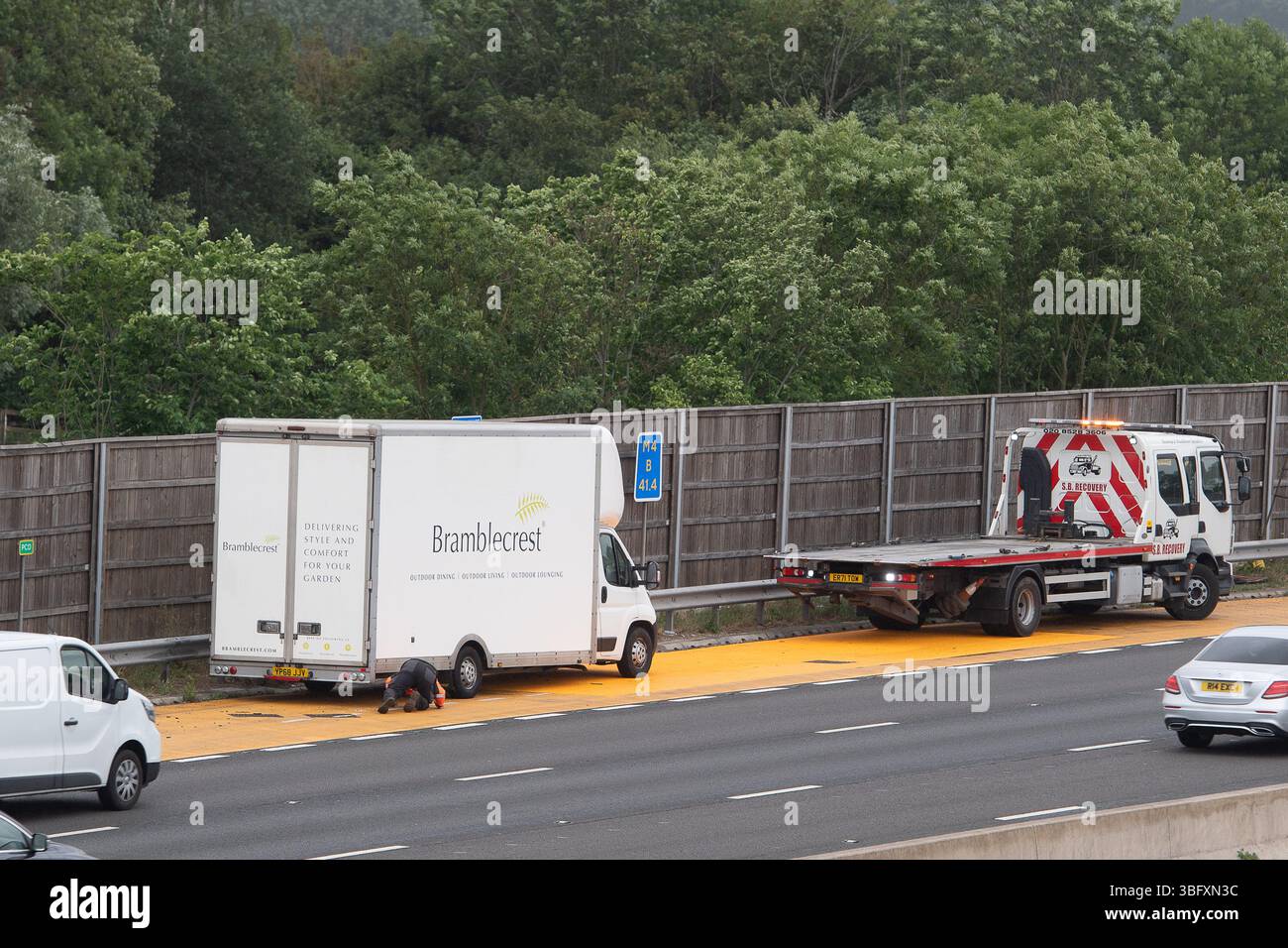 Dorney Reach, UK. 3rd June, 2025. The driver of a recovery vehicle ...