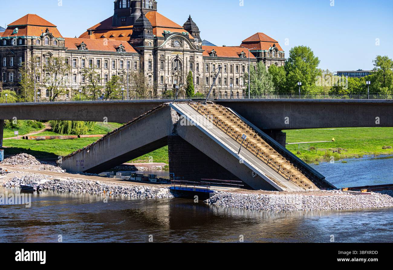 Dresden, Germany, 26th Apr 2025: The collapsed Carola Bridge, behind it ...
