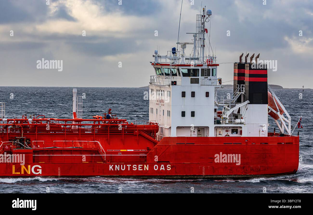 Der LNG Tanker Pioneer Knutsen fährt auf dem norwegischen Meer südwärts ...