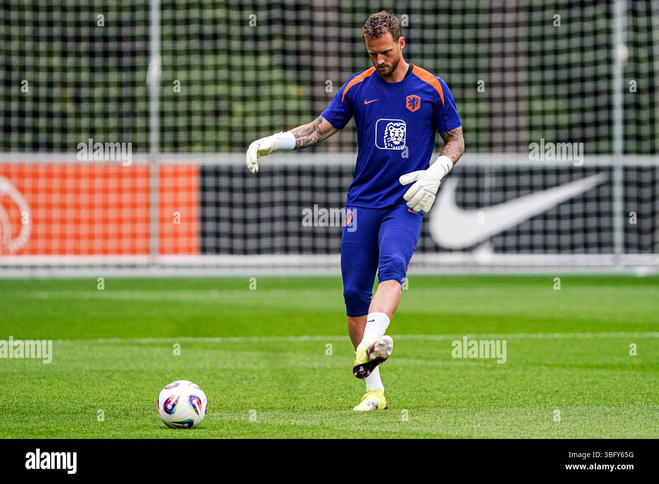 ZEIST, NETHERLANDS - JUNE 3: Mark Flekken of Netherlands makes a pass ...