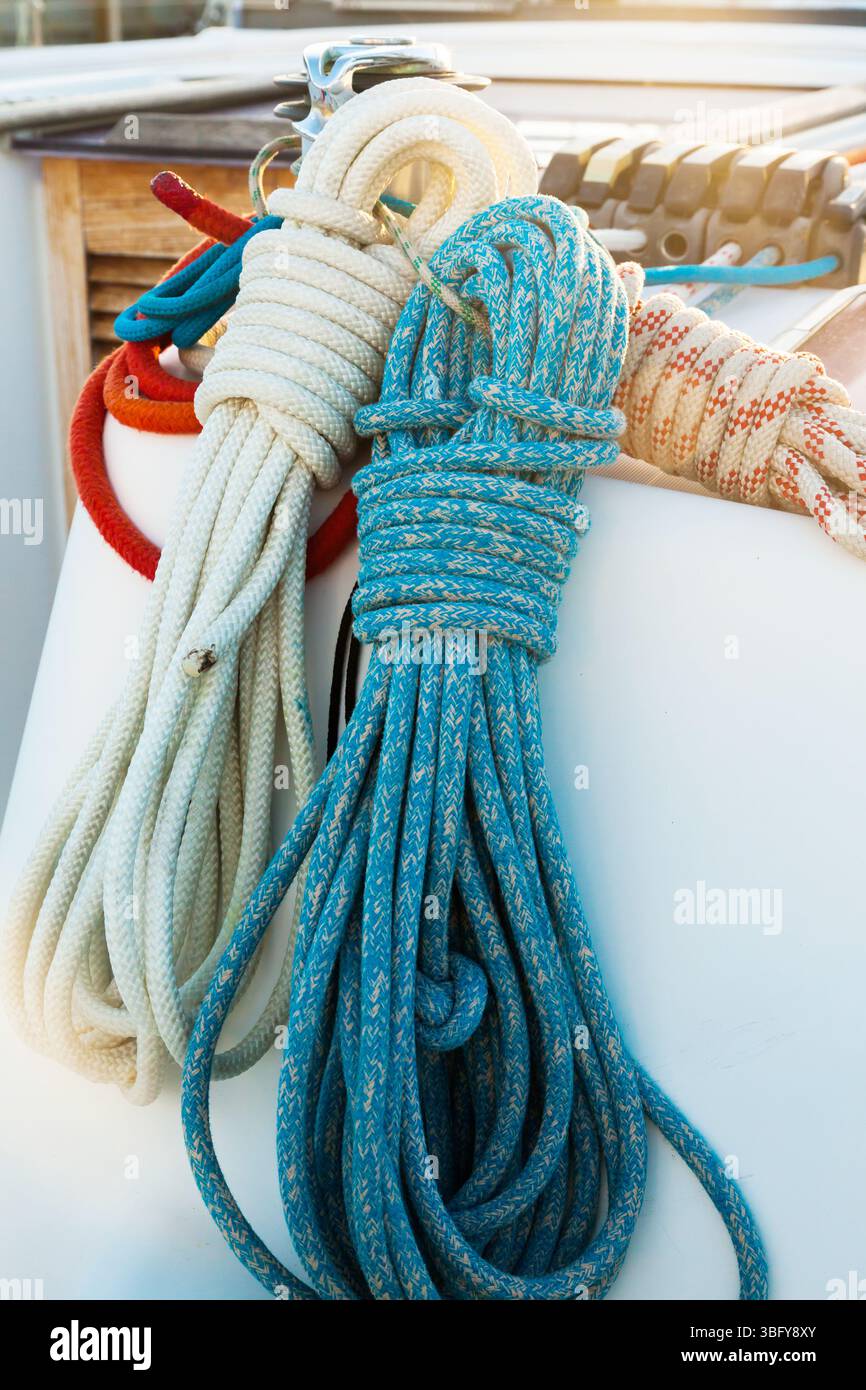 Winch mechanism for tightening the ropes on a sailing yacht with ropes ...