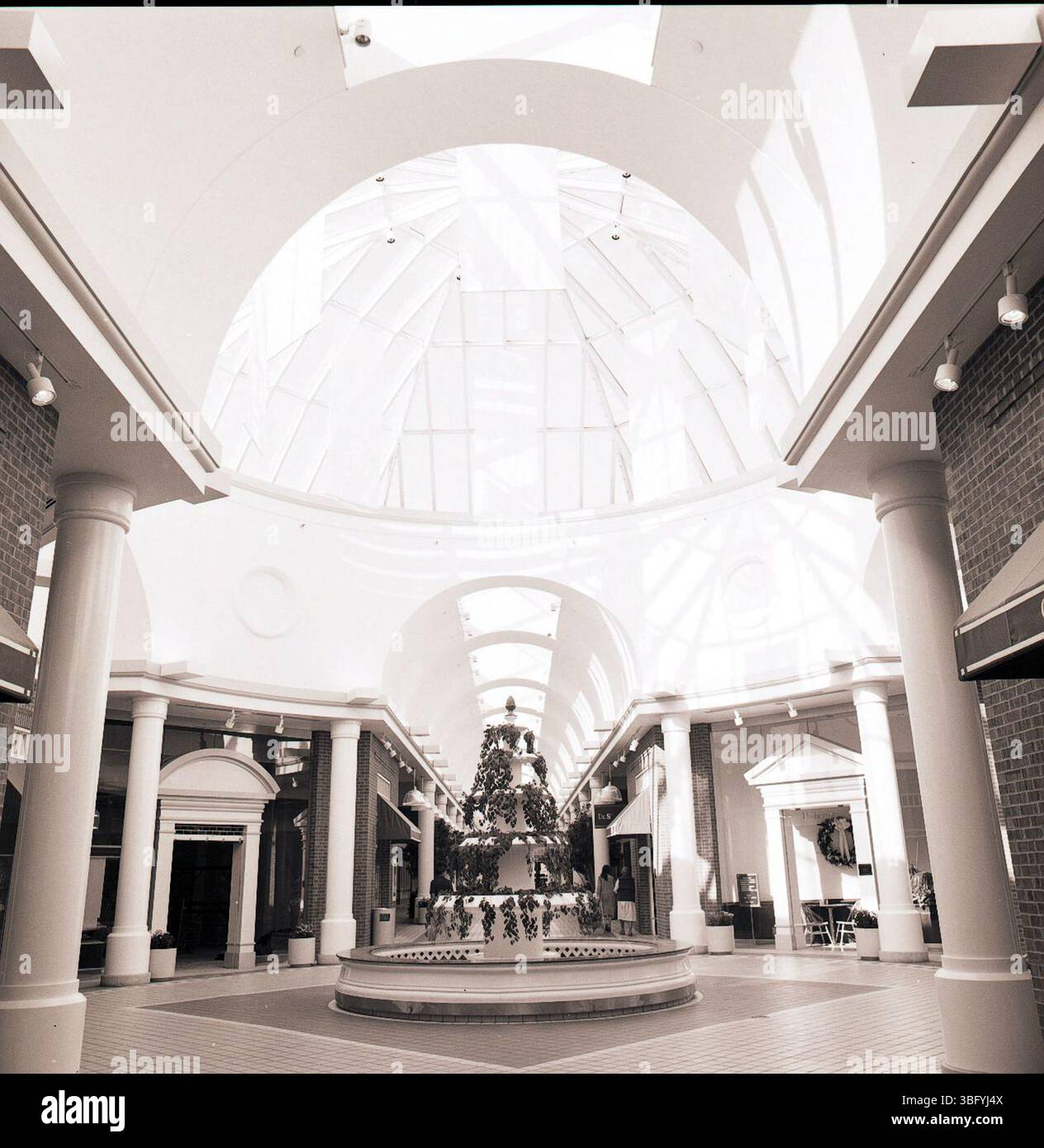 Images from 1985 of the Worthington Square Mall, both inside and ...