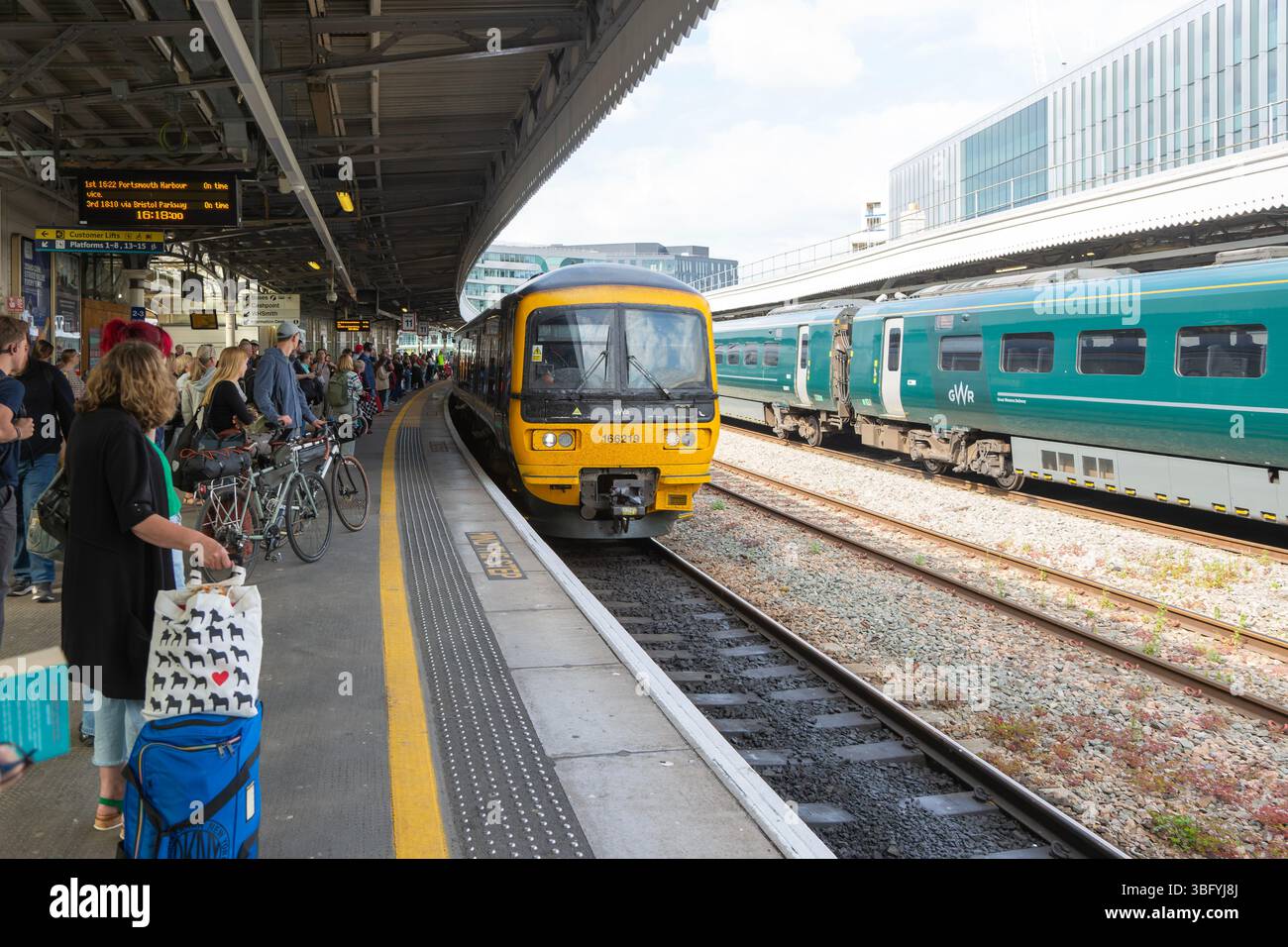 GWR British Rail Class 166 locomotive train, Temple Meads railway ...