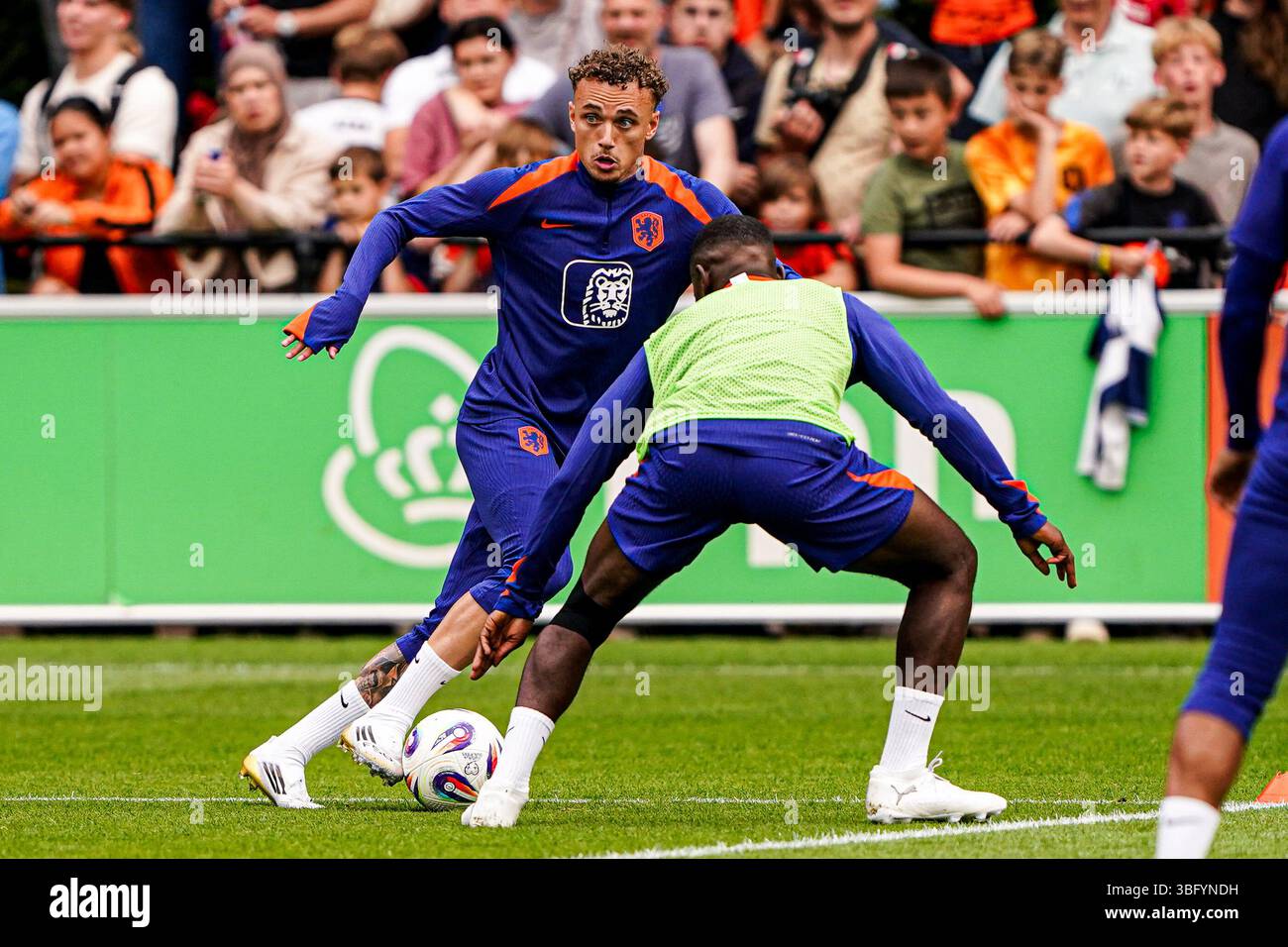 ZEIST, NETHERLANDS - JUNE 3: Noa Lang of Netherlands dribbles during ...