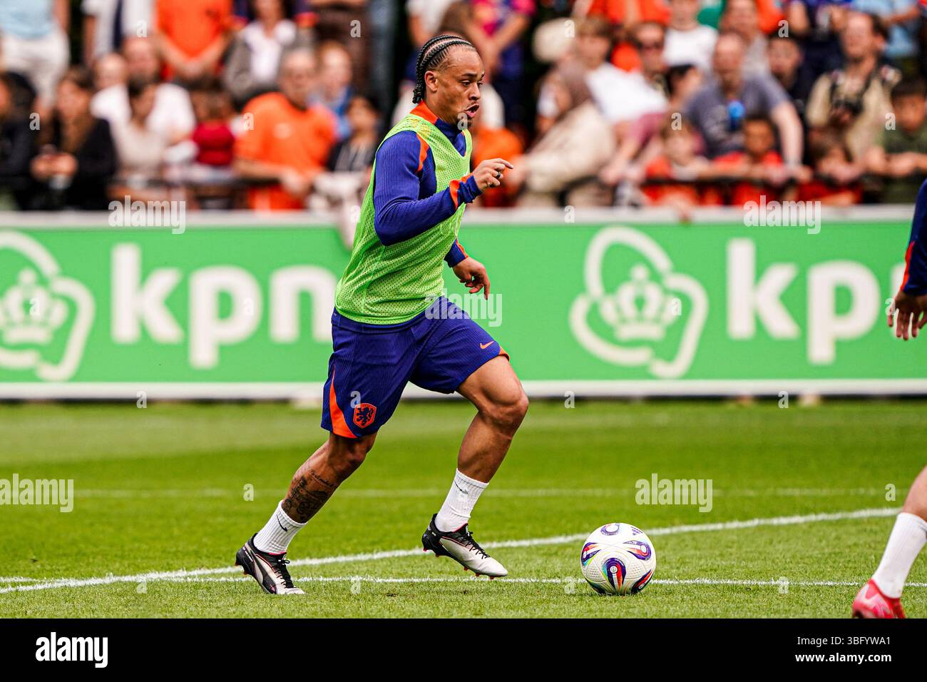 ZEIST, NETHERLANDS - JUNE 3: Xavi Simons of Netherlands dribbles during ...