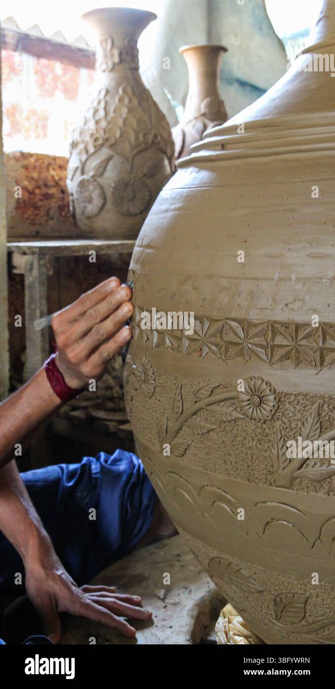 Unfired pottery hi-res stock photography and images - Alamy