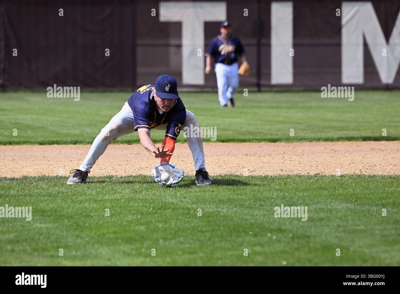 Man fielding ground ball glove hi-res stock photography and images - Alamy