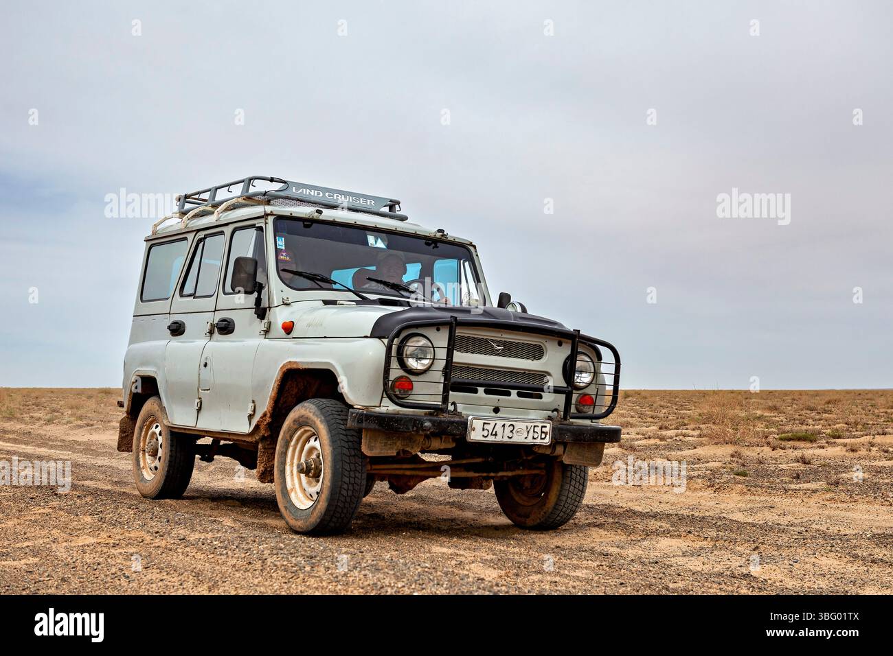 Offroad car in the gobi desert Stock Photo - Alamy