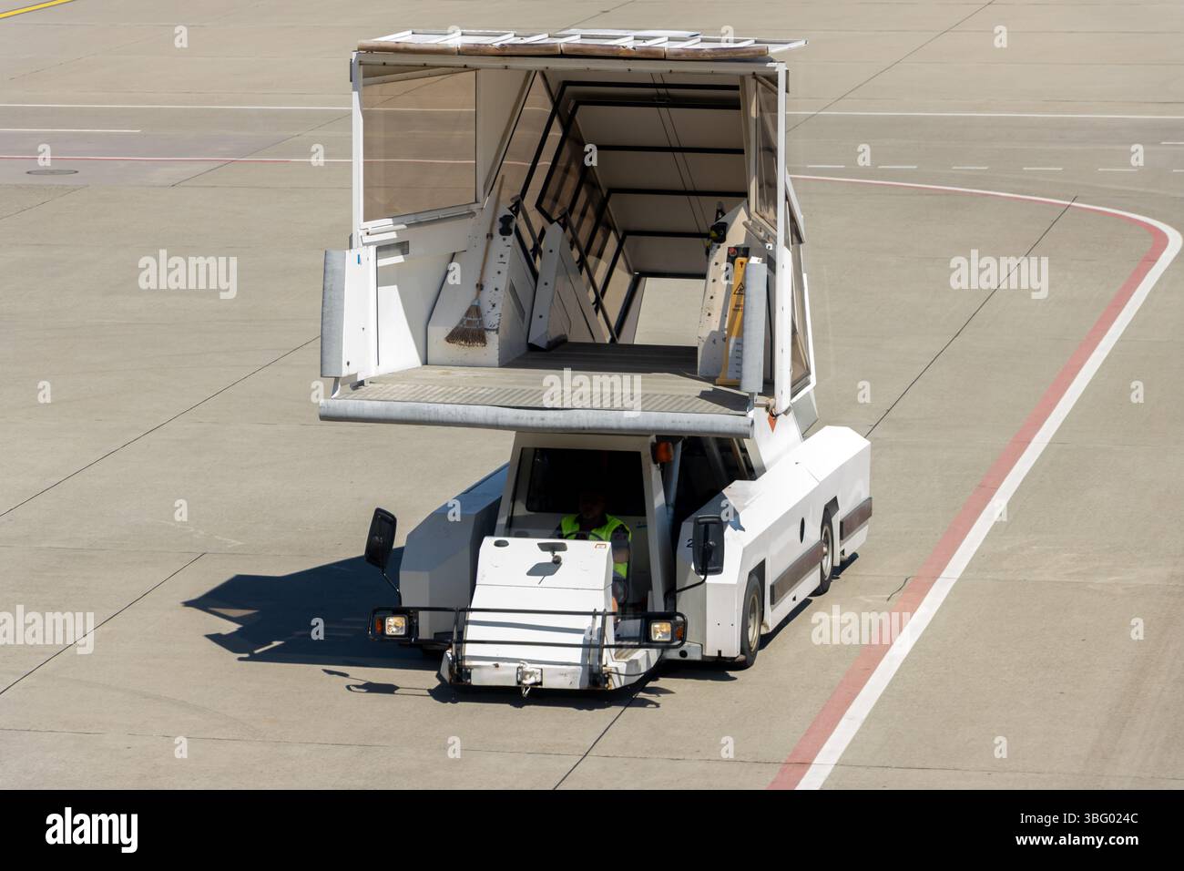 Entrance boarding tunnel airplane hi-res stock photography and images ...