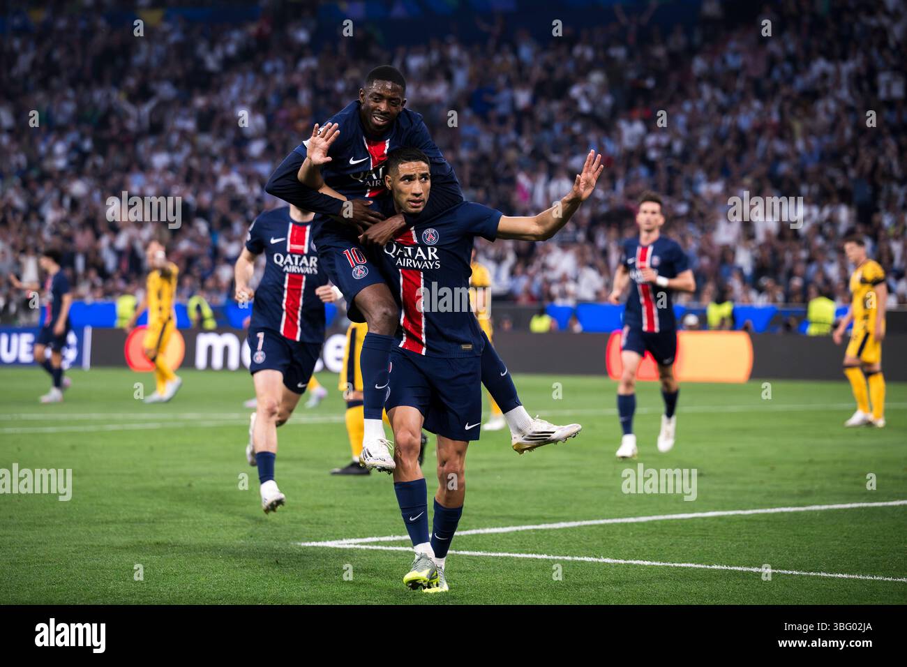Achraf Hakimi of Paris Saint-Germain celebrates with Ousmane Dembele of ...