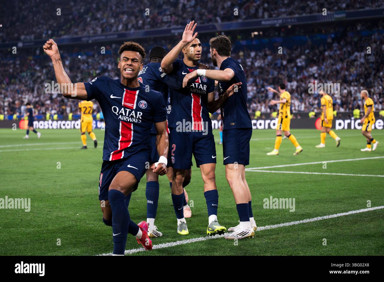 Achraf Hakimi of Paris Saint-Germain celebrates with Desire Doue of ...