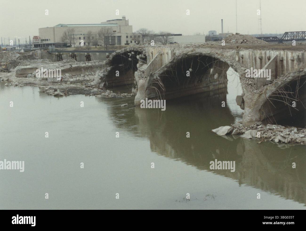 Images showing the progression of the Broad Street Bridge demolition ...