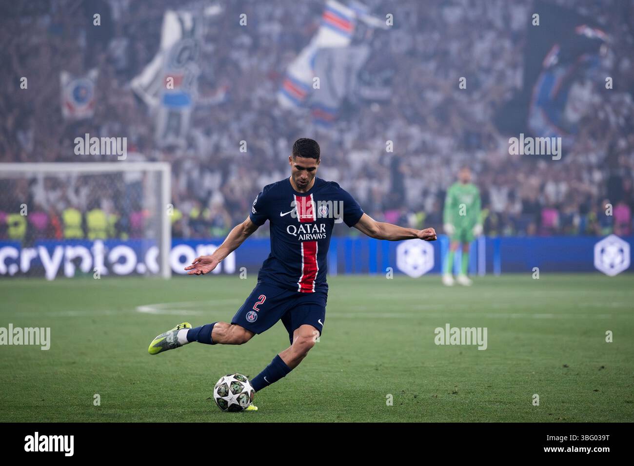 Achraf Hakimi of Paris Saint-Germain in action during the UEFA ...