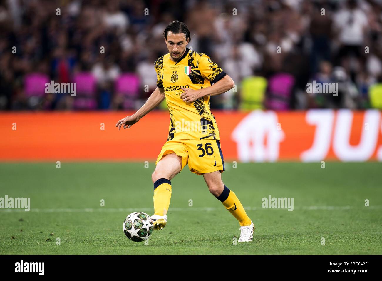 Matteo Darmian of FC Internazionale in action during the UEFA Champions ...