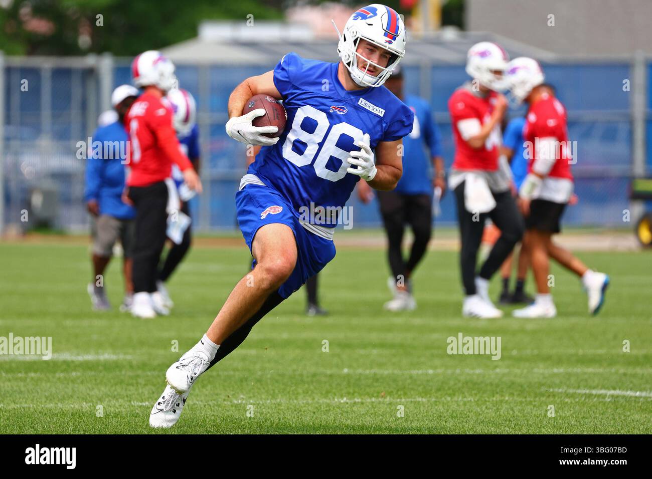 Buffalo Bills tight end Dalton Kincaid (86) carries the ball after a ...
