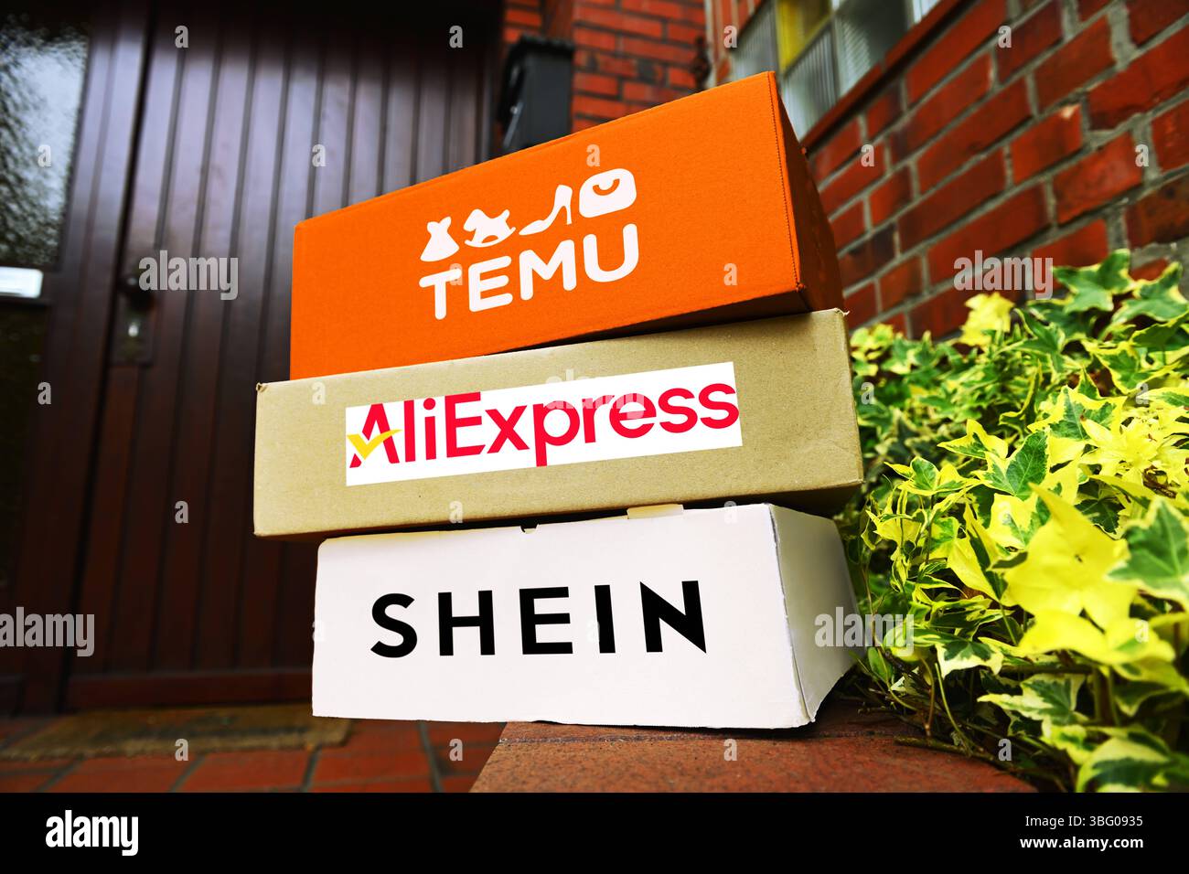 FOTOMONTAGE, Gestapelte Pakete von den chinesischen Versandhändlern ...