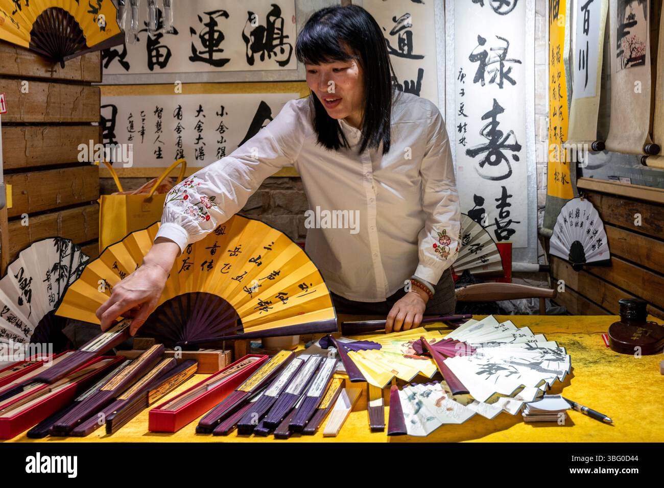Fan seller along the Shanhu Lake in Guilin Stock Photo - Alamy
