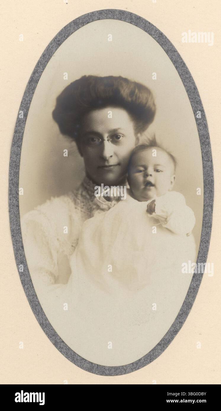 Dorothea Muriel Newcomb Born (1880-1953) and her daughter, Katharine ...