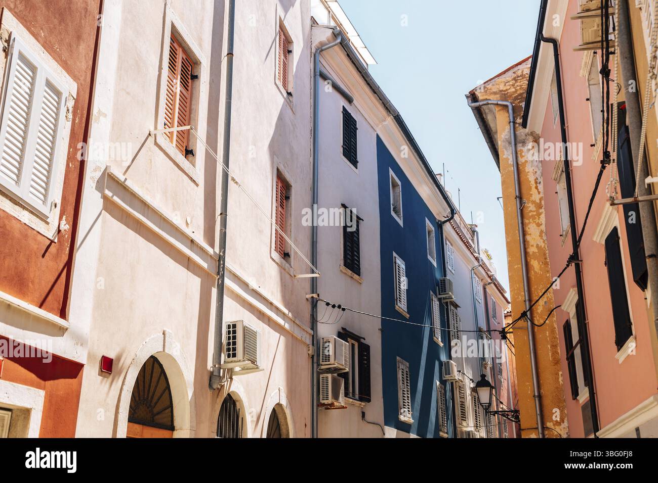 Old town narrow alley with colorful buildings in Piran, Slovenia ...