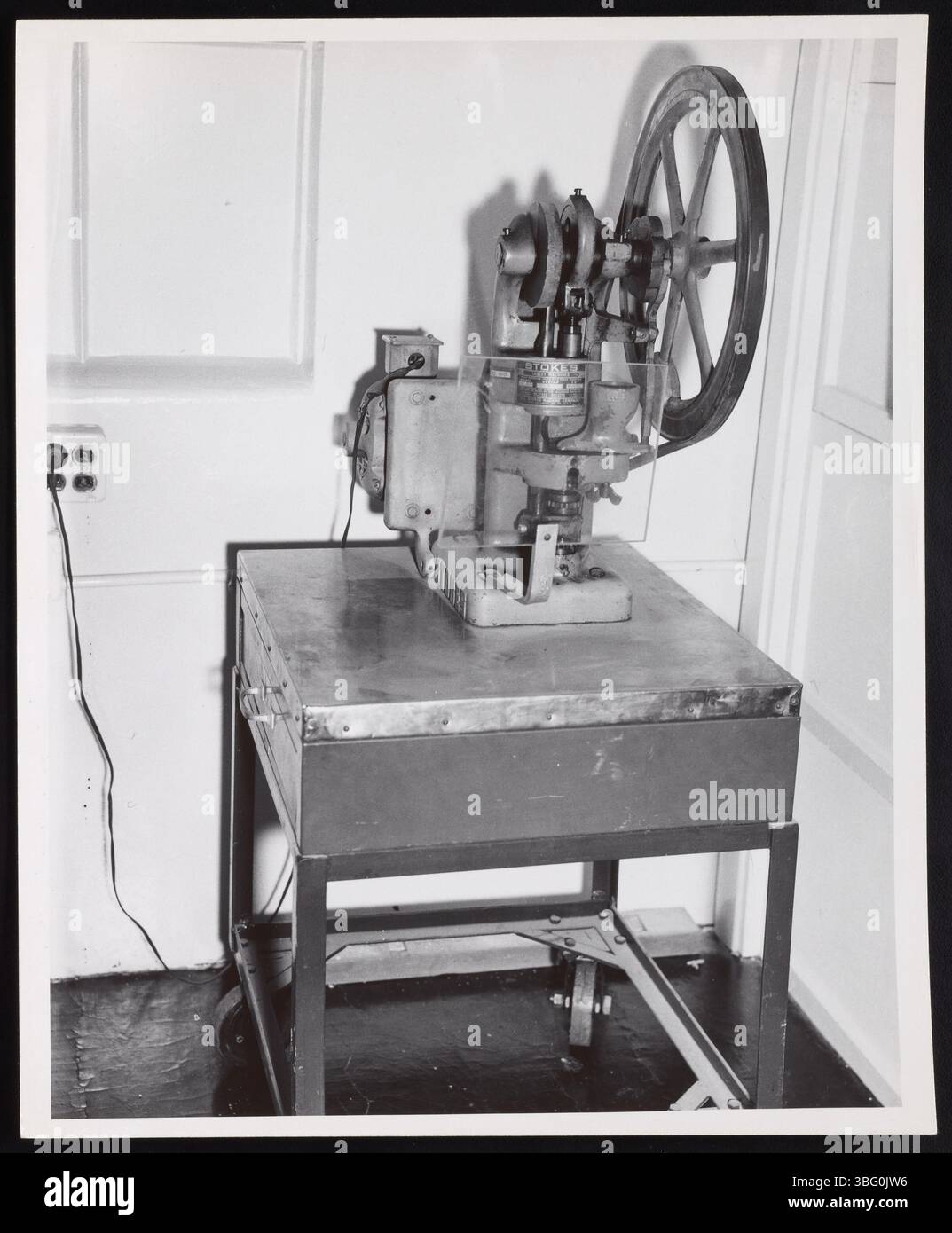 Stokes tablet press hi-res stock photography and images - Alamy