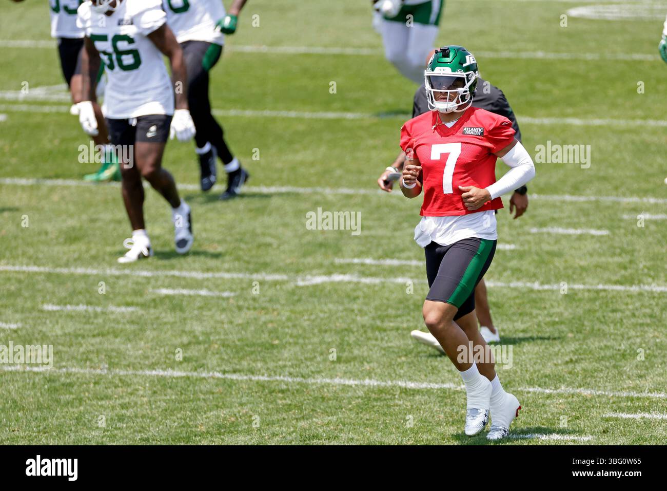 New York Jets quarterback Justin Fields (7) runs during an NFL football ...