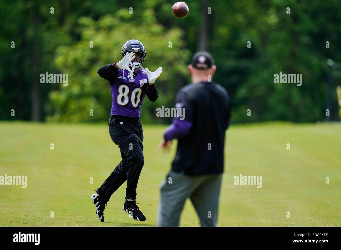 Baltimore Ravens tight end Isaiah Likely (80) works out during an NFL ...