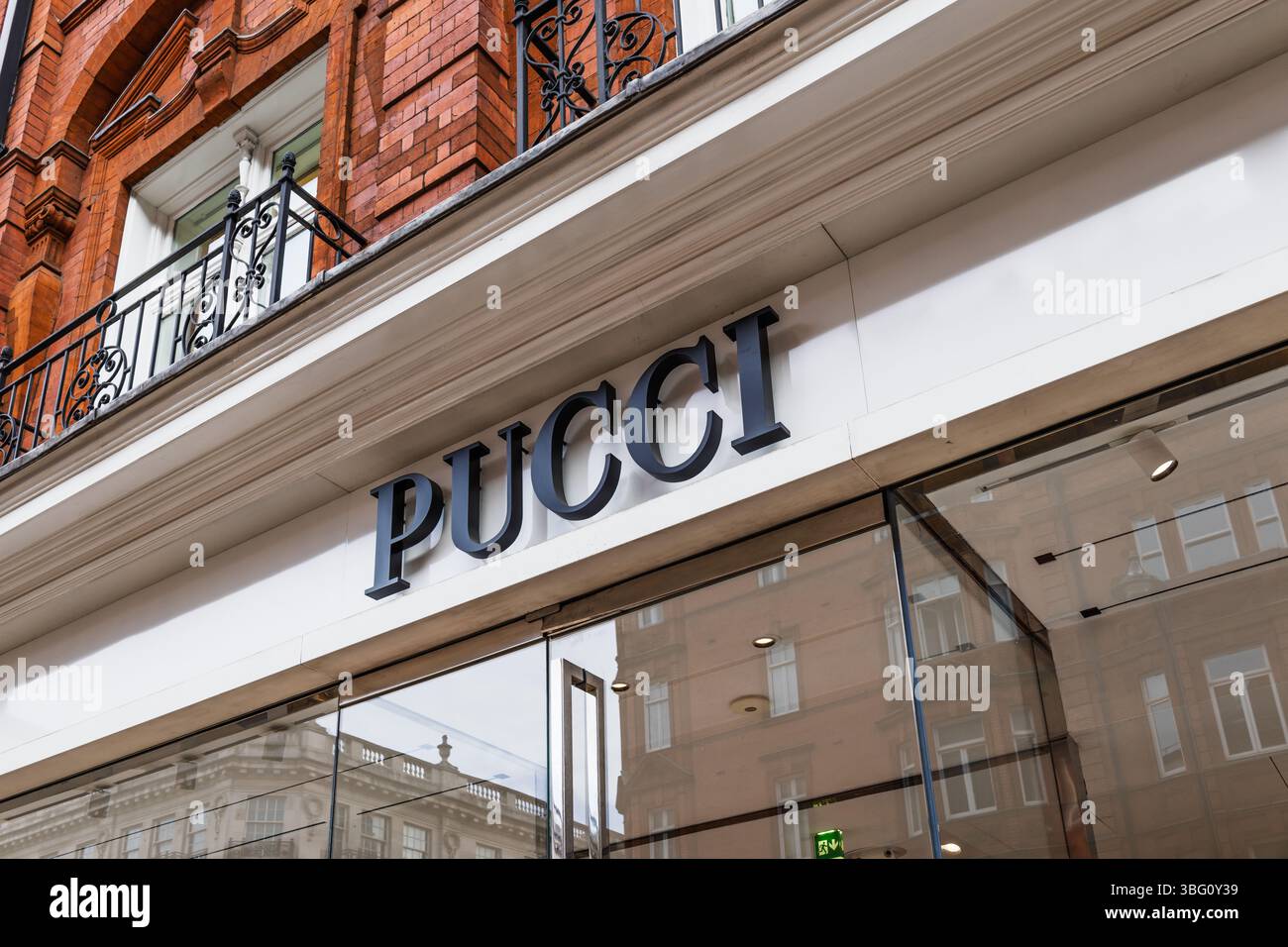 Vintage storefront high end hi-res stock photography and images - Alamy