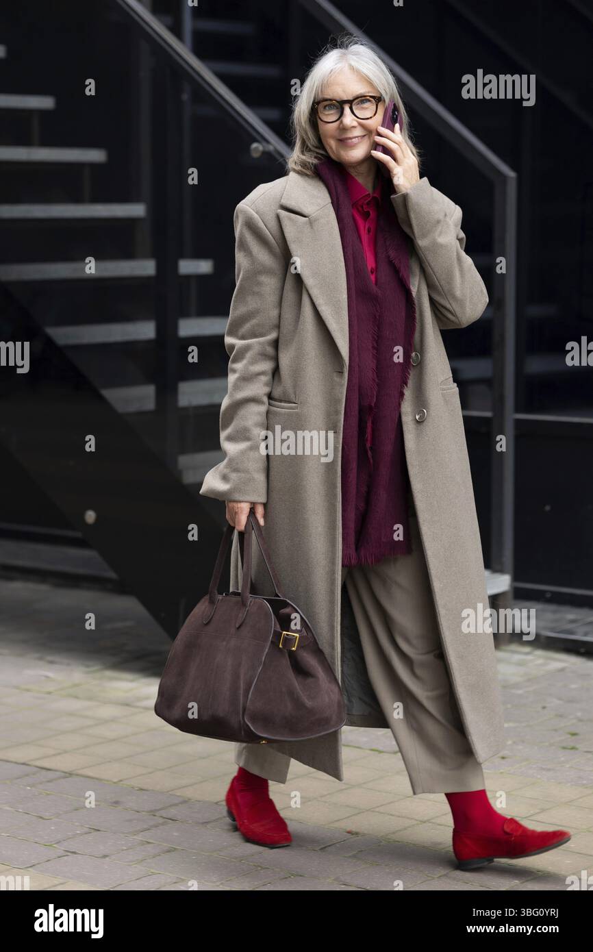 Woman shoes conversation telephone hi-res stock photography and images ...