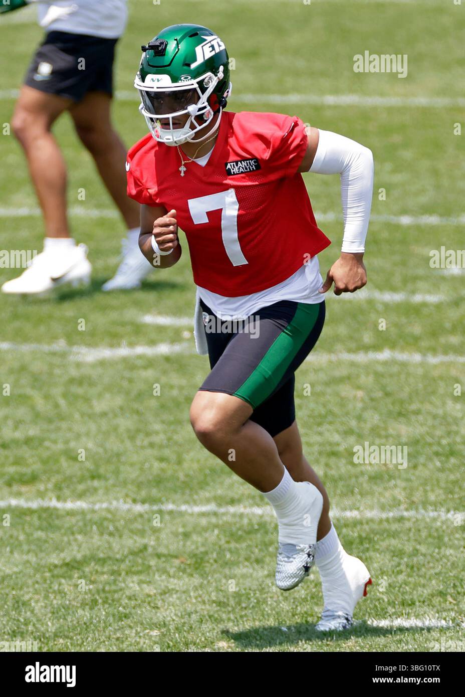 New York Jets quarterback Justin Fields (7) runs during an NFL football ...
