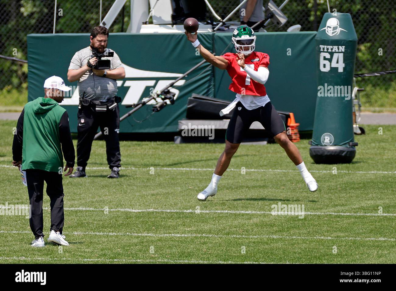 New York Jets quarterback Justin Fields (7) throws the ball during an ...