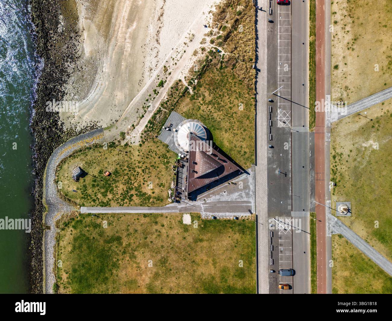 Rocks on beach greenfield hi-res stock photography and images - Alamy