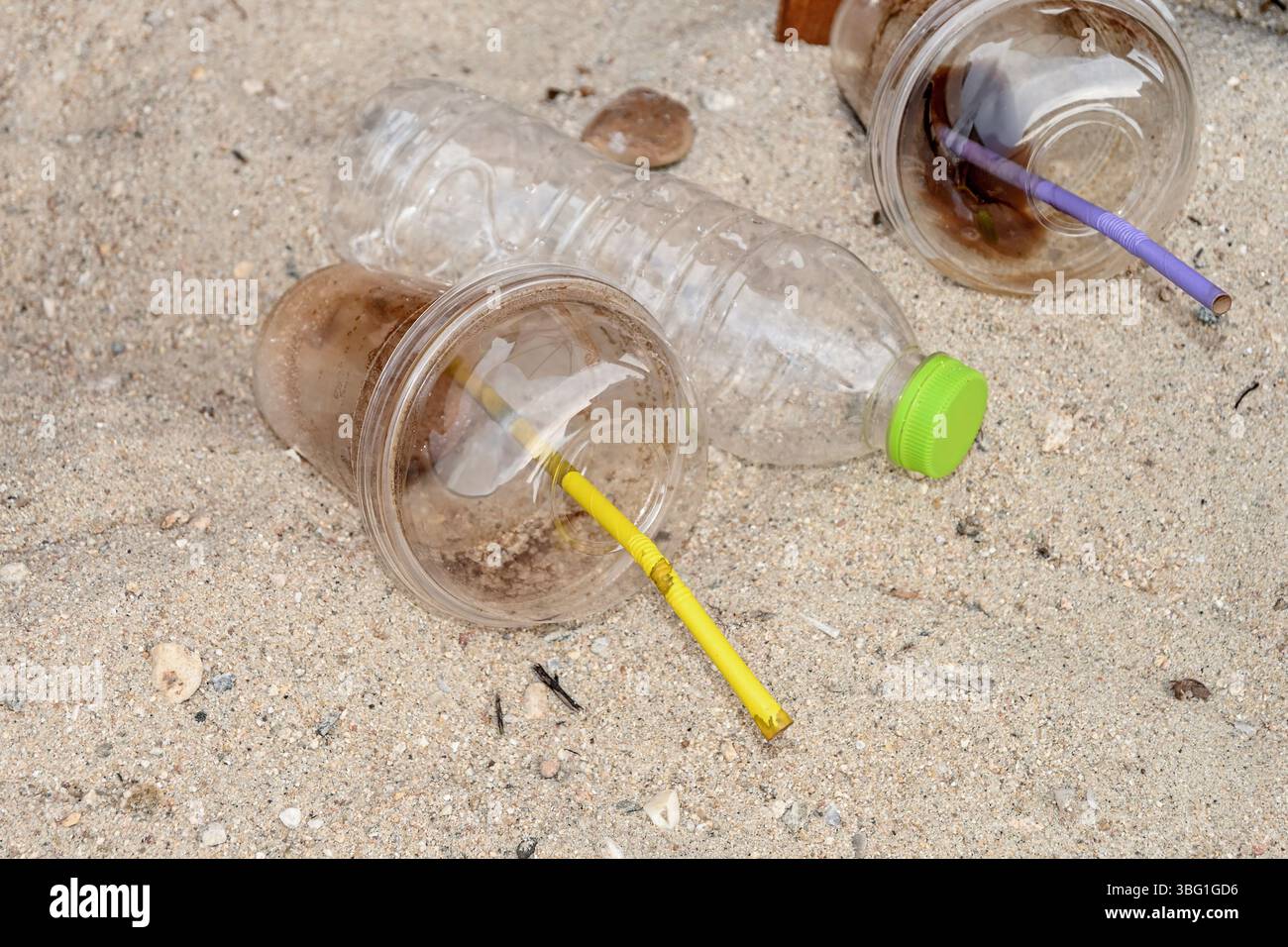 Plastic coffee cup pollution beach hi-res stock photography and images ...