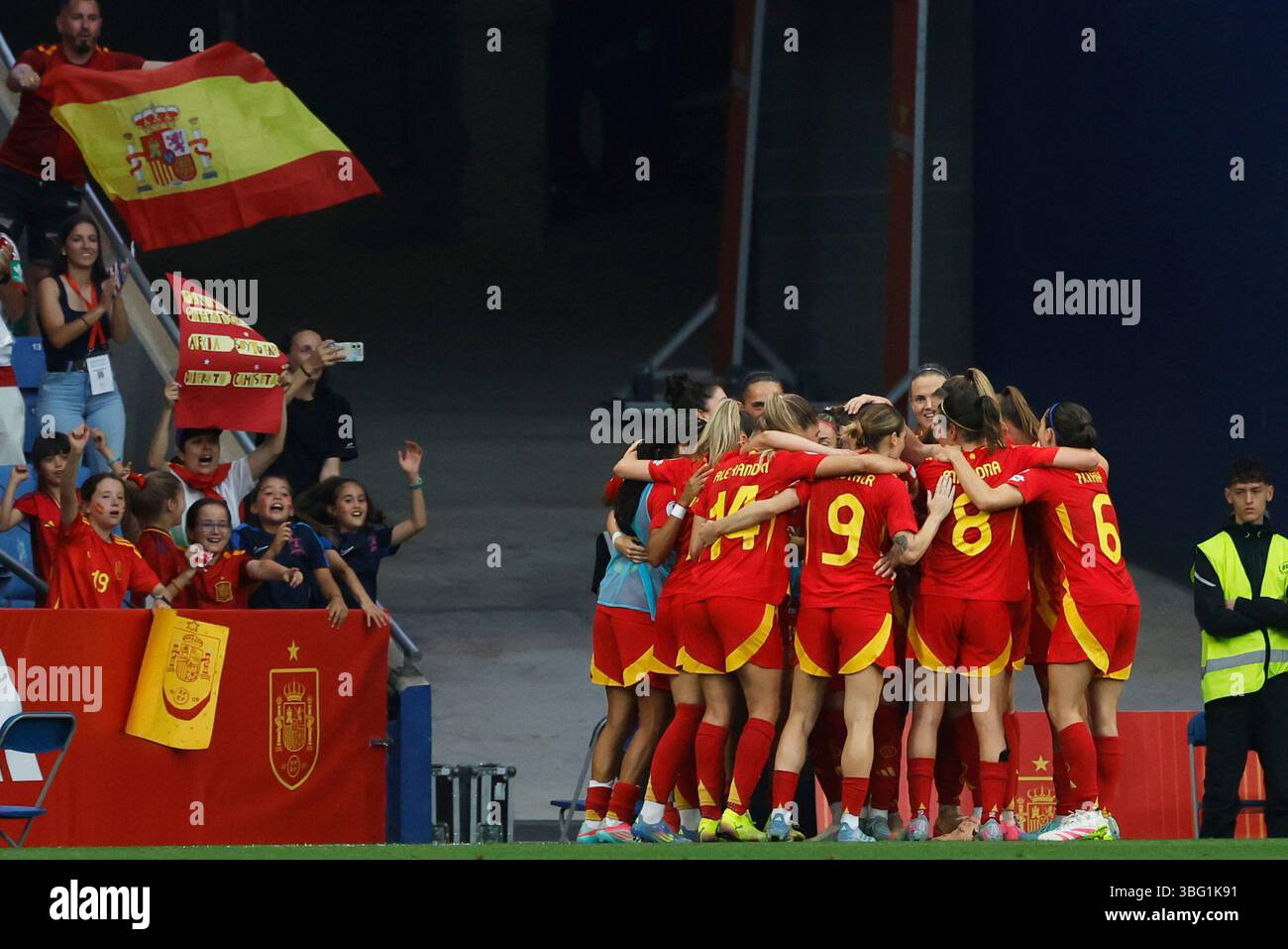 Spain players celebrate after Claudia Pina scored her side's second ...