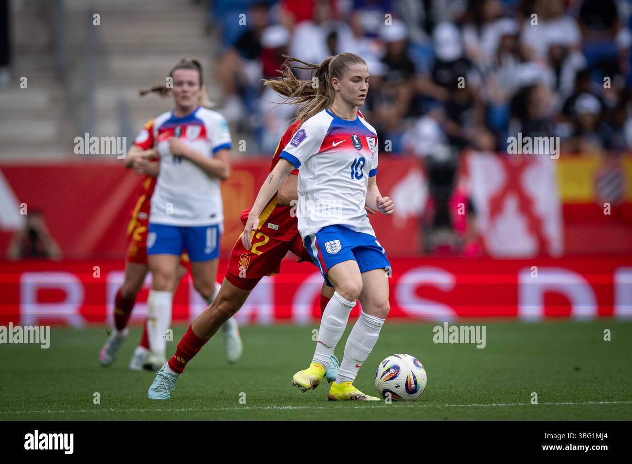 Barcelona, Spain. 03rd June, 2025. Jessica Park (England) controls the ...
