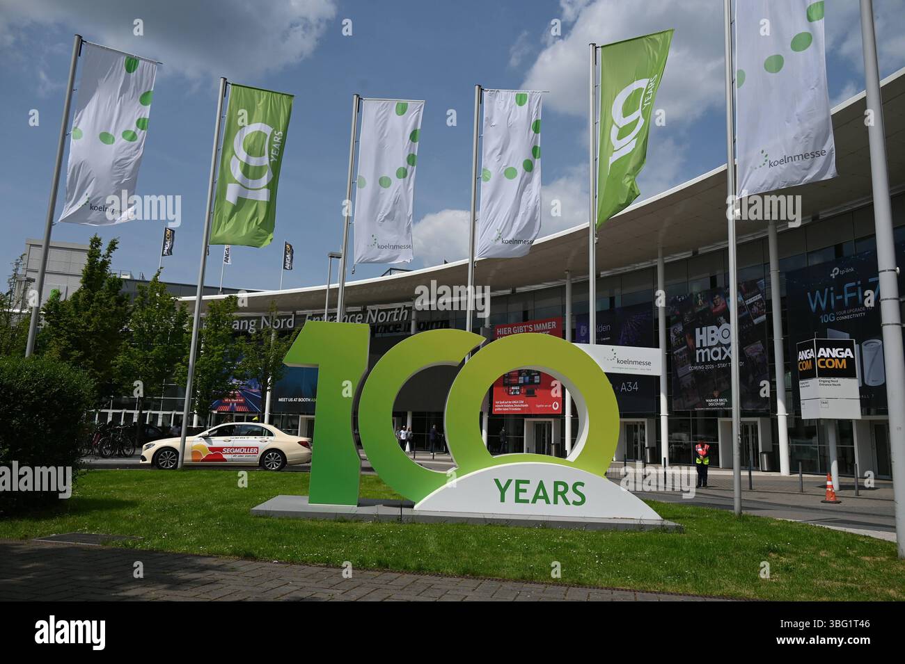 Logo Schriftzug Kölnmesse auf Fahnen. 100 Jahre KölnMesse *** Logo ...