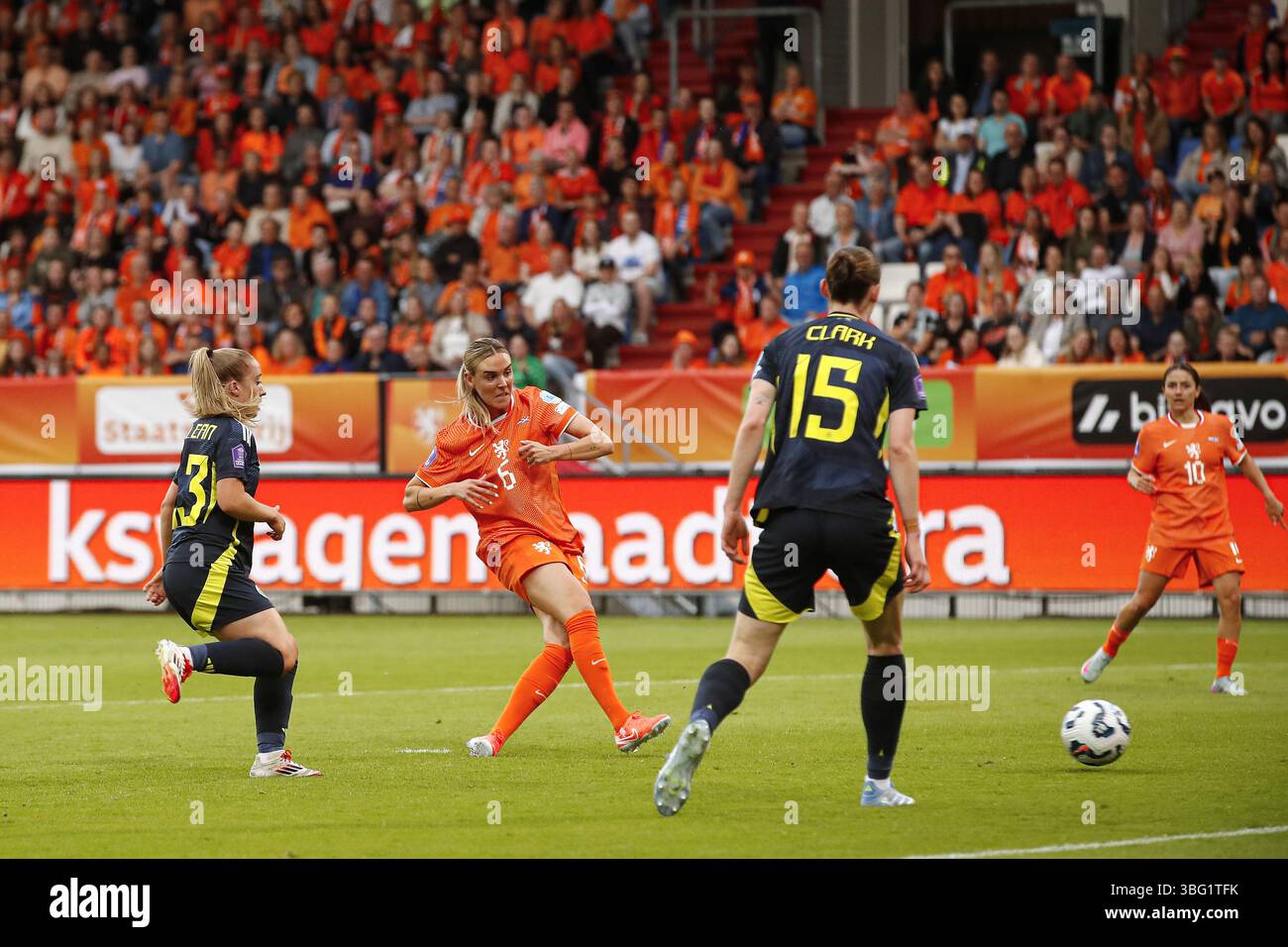 TILBURG - (l-r) Kirsty MacLean of Scotland , Jill Roord of Holland ...