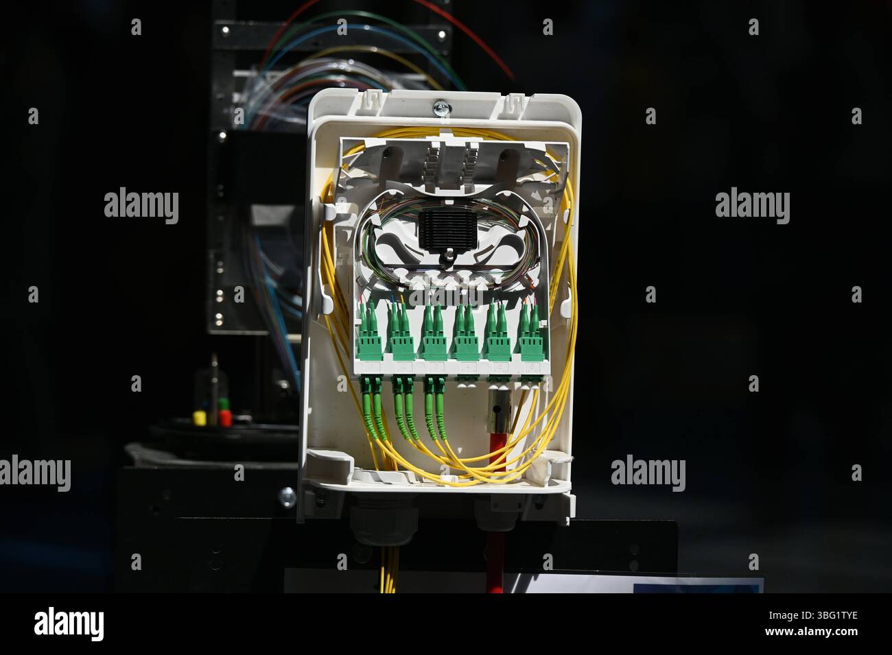 Der Glasfaser Verteilerkasten im Hausanschluss, auch Hausübergabepunkt ...