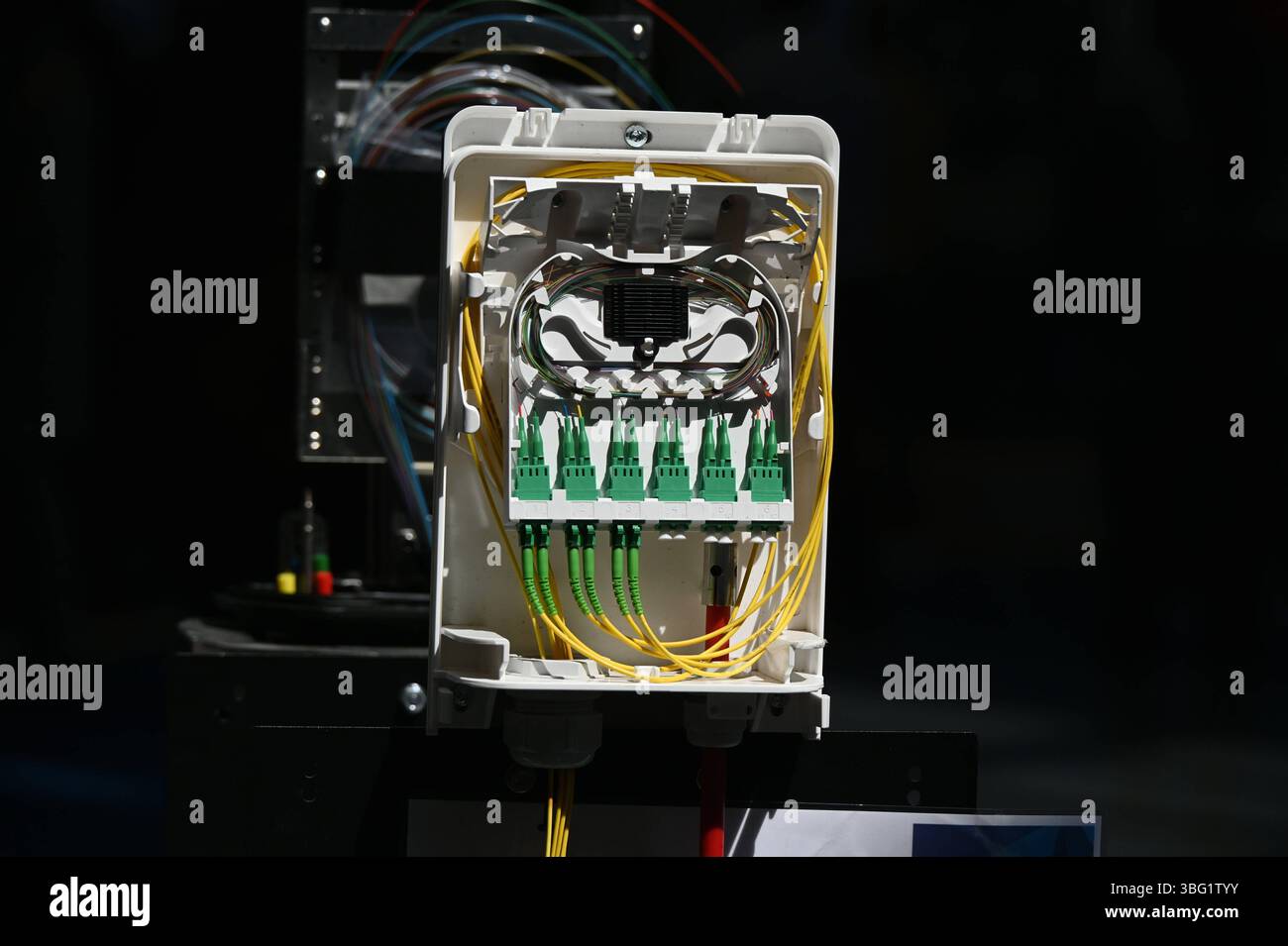 Der Glasfaser Verteilerkasten im Hausanschluss, auch Hausübergabepunkt ...