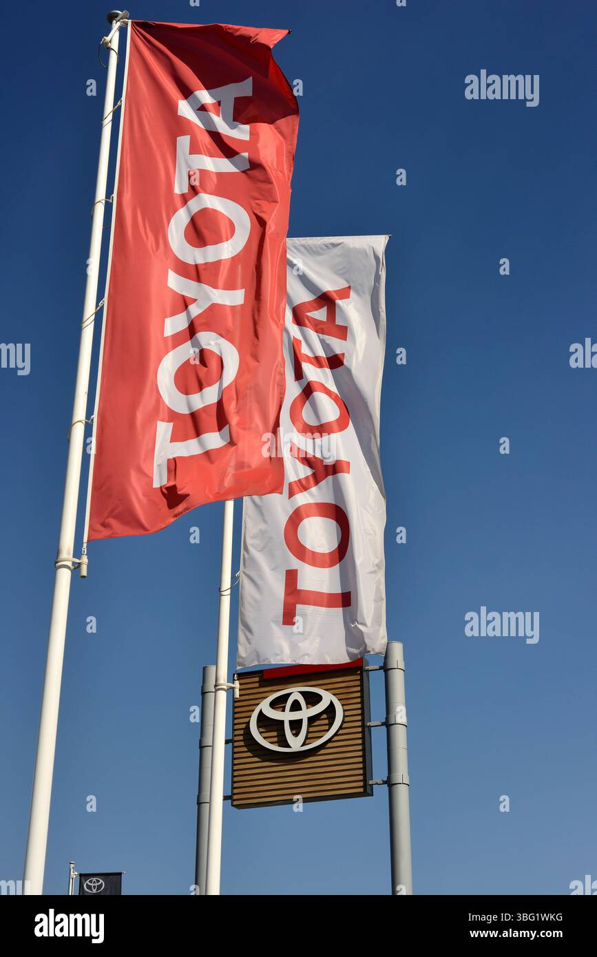 Toyota cars dealership corporate hi-res stock photography and images ...