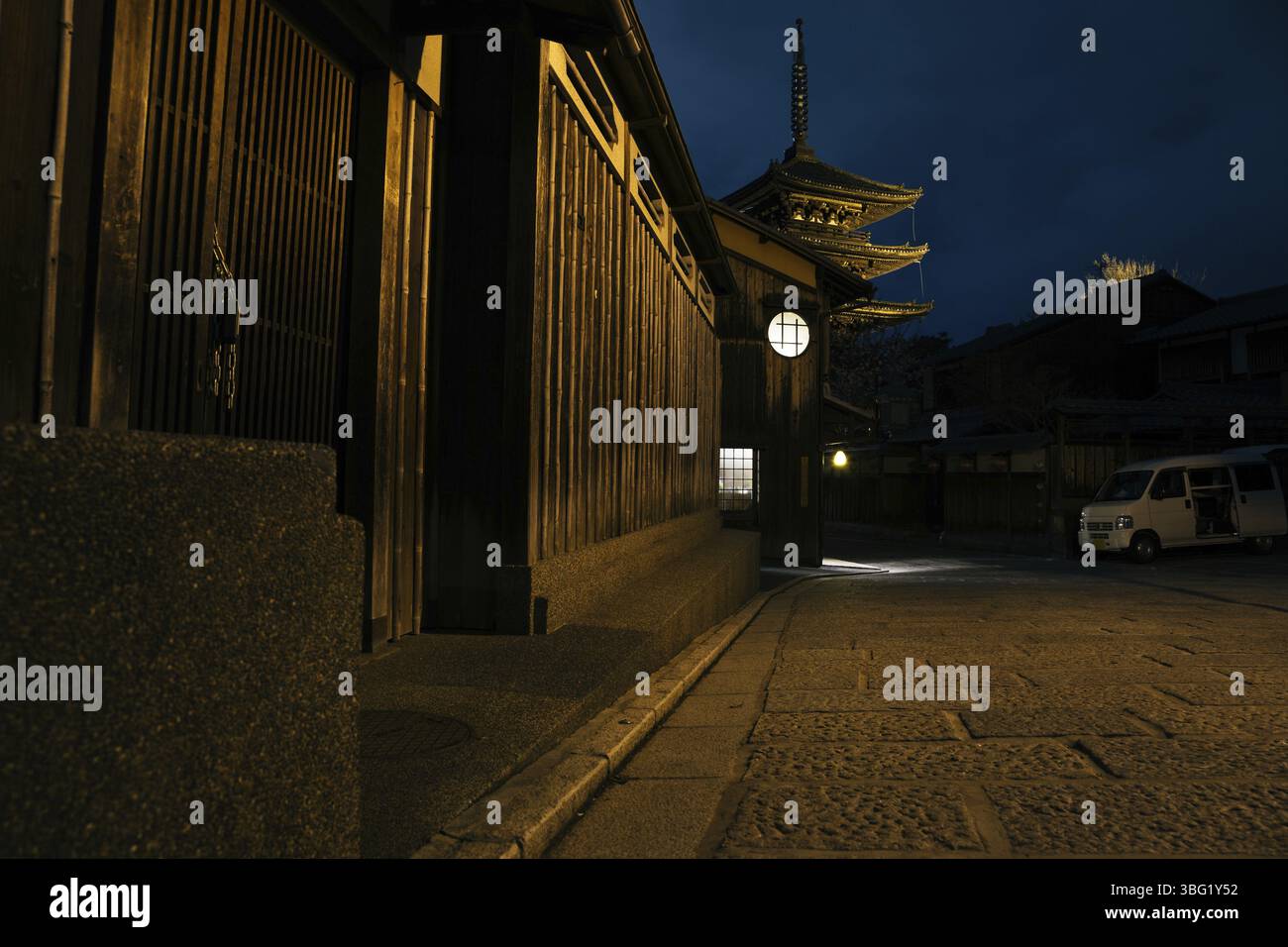 Yasaka Pagoda and Sannen Zaka street night view in Kyoto, Japan, Asia ...