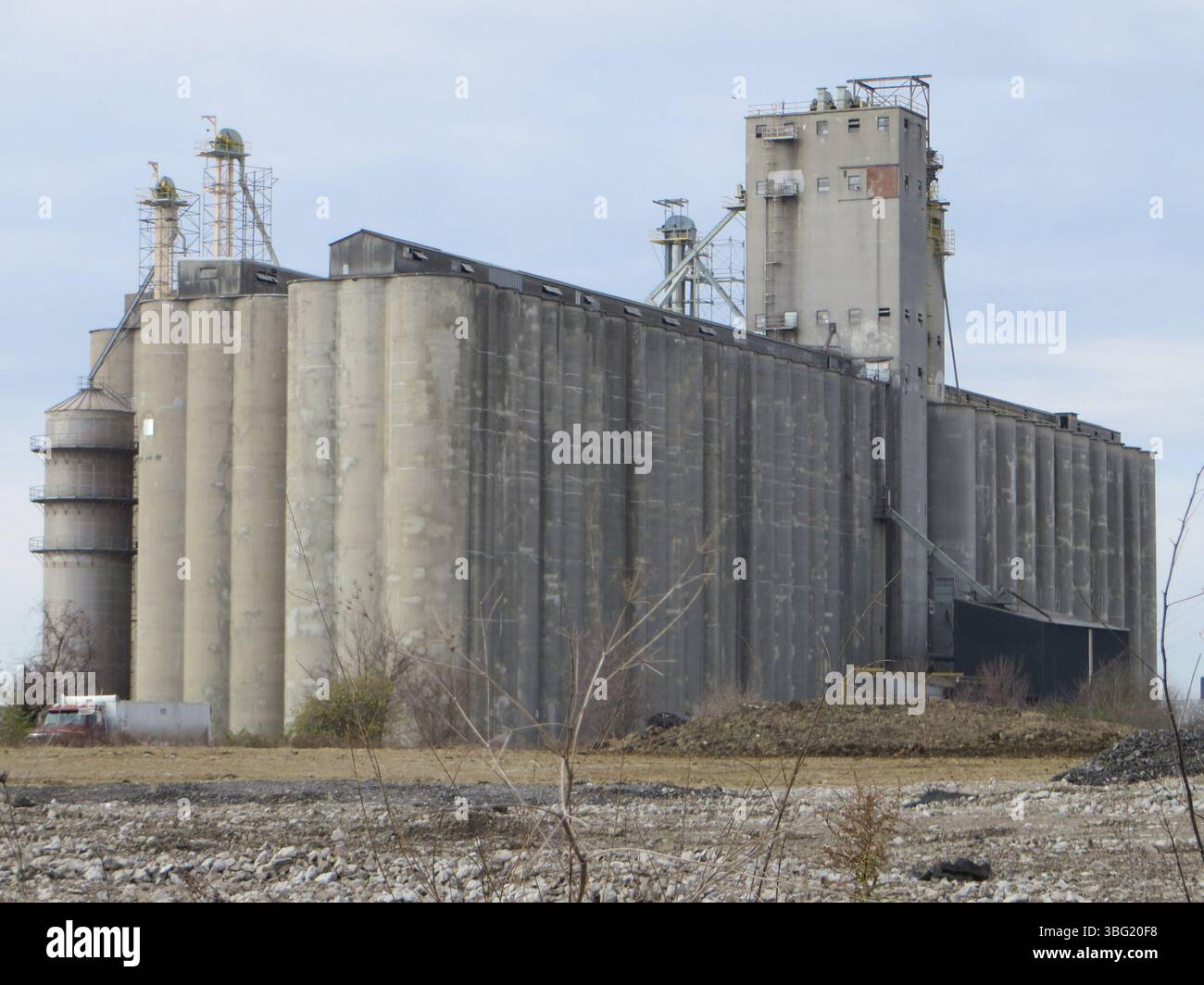 Photograph of the ADM grain elevators near Hamilton Road and Groves ...