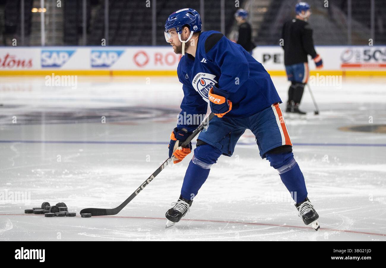 Edmonton Oilers' Viktor Arvidsson (33) takes part in practice, Tuesday ...