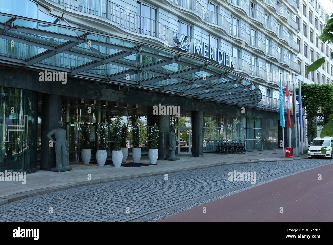 Das Hotel Le Meridien Hamburg in der Straße An der Alster. St. Georg ...