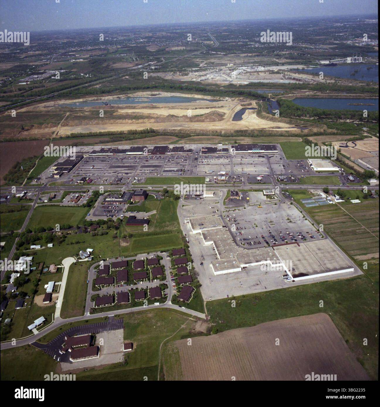 This 1986 aerial photo depicts the Great Southern Shopping Center ...