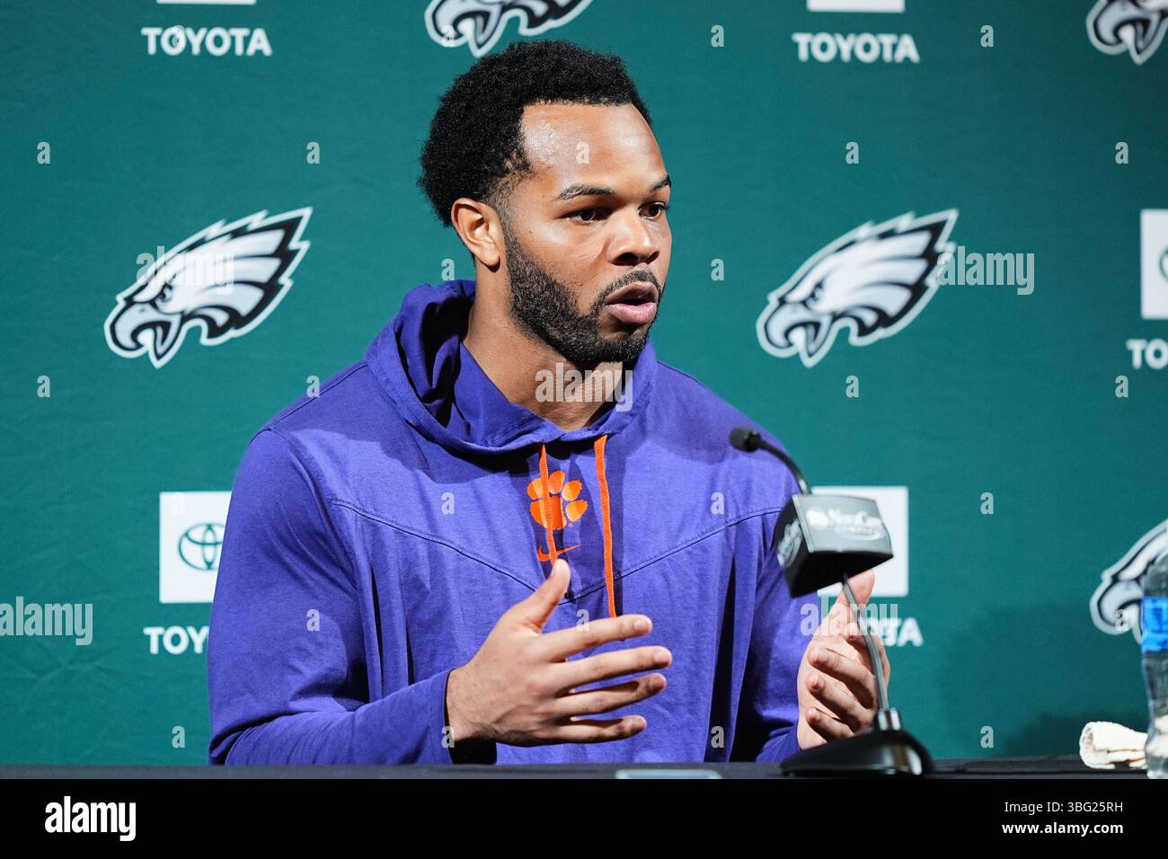 Philadelphia Eagles' Jeremiah Trotter Jr.speaks during a news ...