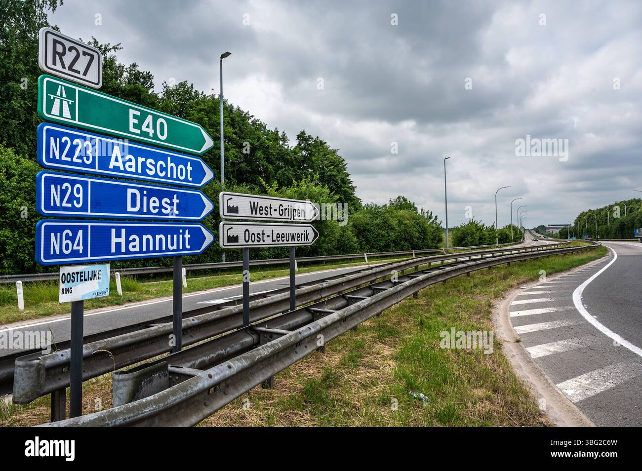 Traffic signs to the E 40 highway, the ringroad E 27 and major cities ...