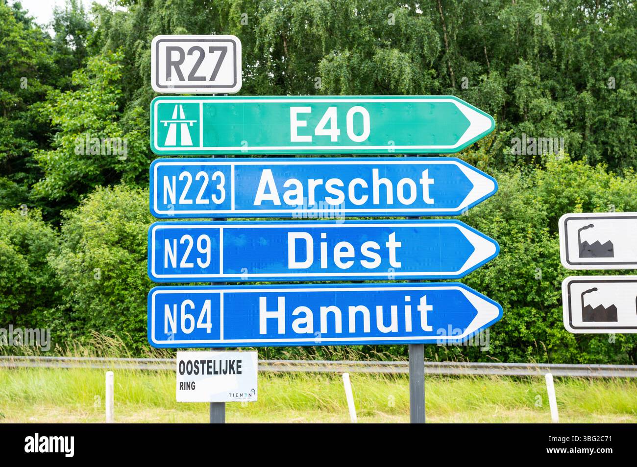 Traffic signs to the E 40 highway, the ringroad E 27 and major cities ...